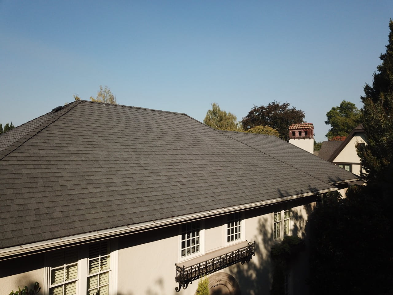 Synthetic vs Asphalt Shingles: Cost & Performance Guide
